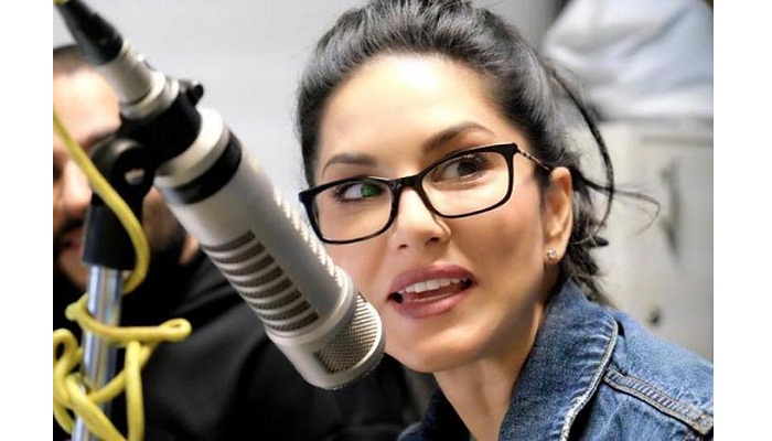 Sunil Grover joins Sunny Leone for live IPL commentary
